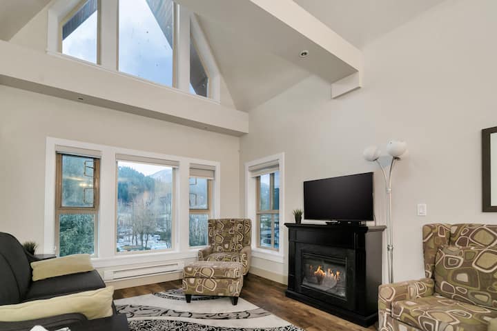 3br Lakeside Penthouse With Bbq Deck - Harrison Hot Springs