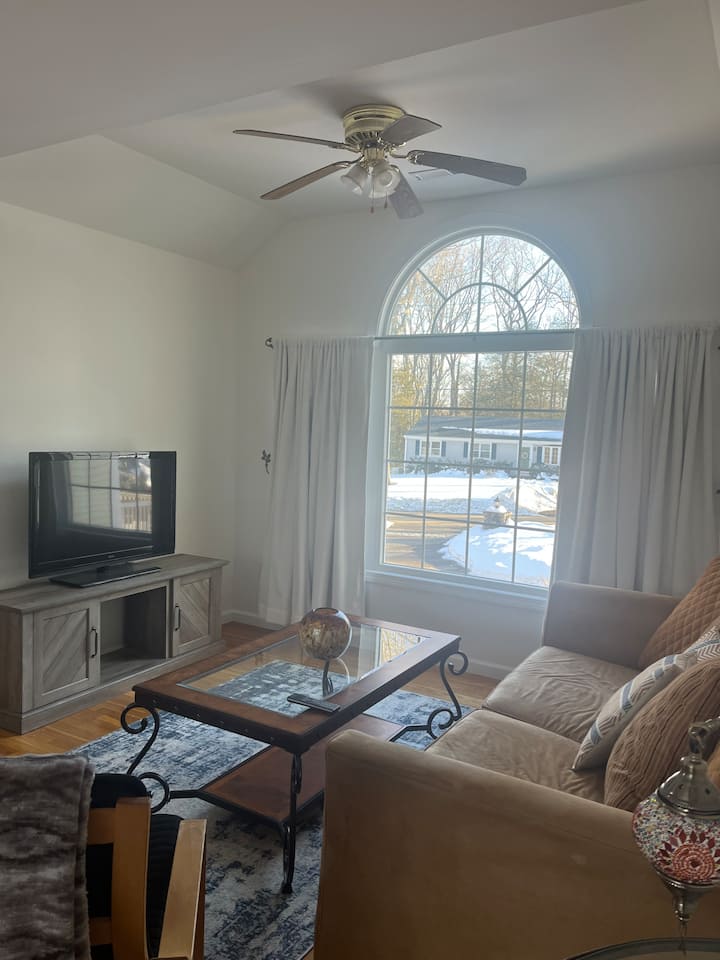 Sunny Private Shelton Suite - Derby, CT