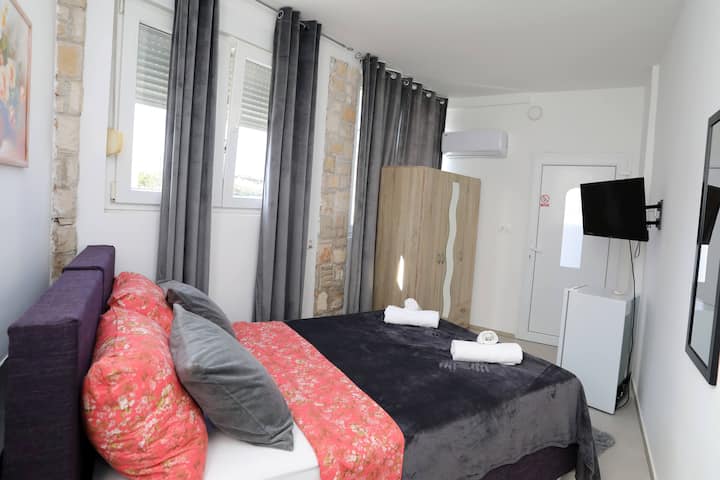 Marina Vista Room 8 | Seaside Retreat For Two - Premantura