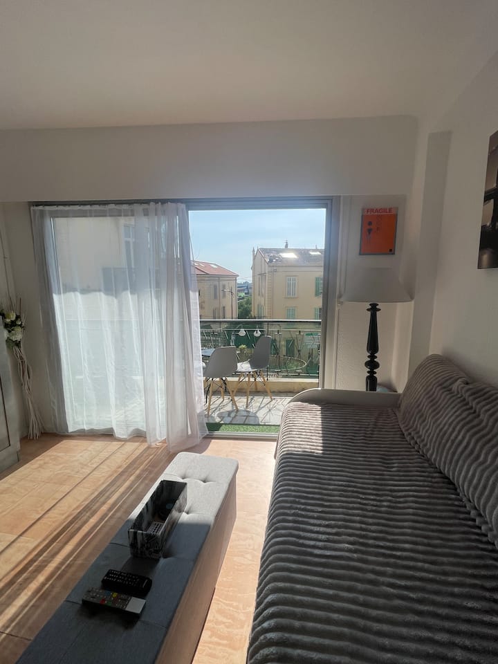 Studio F1, Lumineux, Expo Sud, Bus à 1 Min - Le Cannet