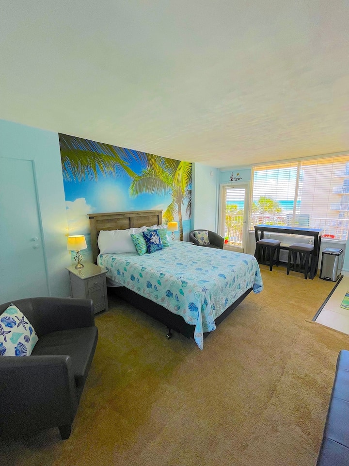 Dazzling Ocean Front - Sleeps 2 - Daytona Beach, FL