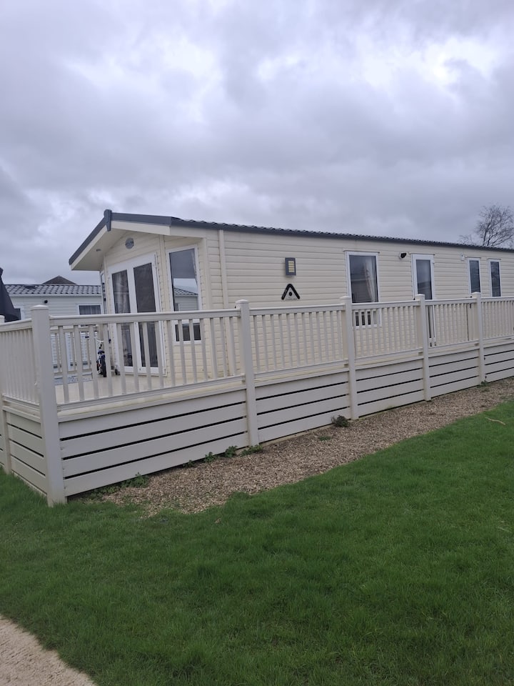 Sleepy Swan - South Cerney