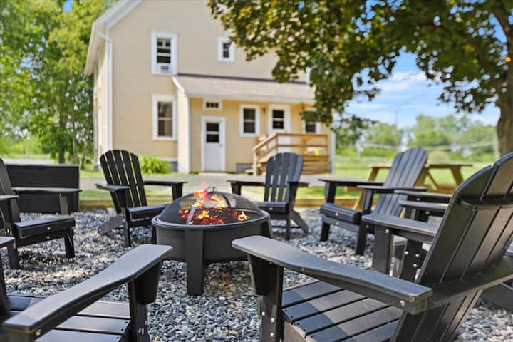Charming Hudson Farmhouse W/ Fire Pit - 哈德遜