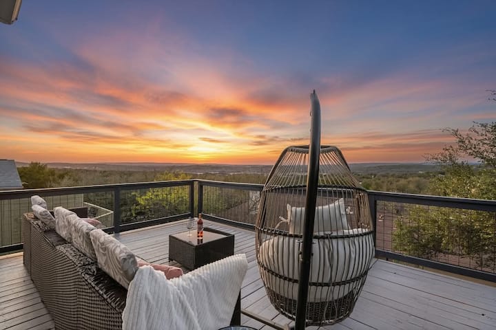 Lake Travis Sunset Deck | Sleeps 10 | Hill Country - Lago Vista, TX