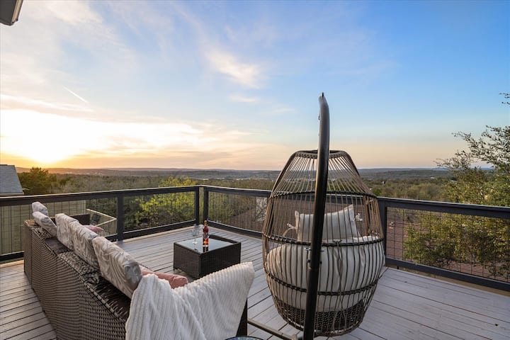 Lake Travis Sunset Deck | Sleeps 10 | Hill Country - Lago Vista, TX