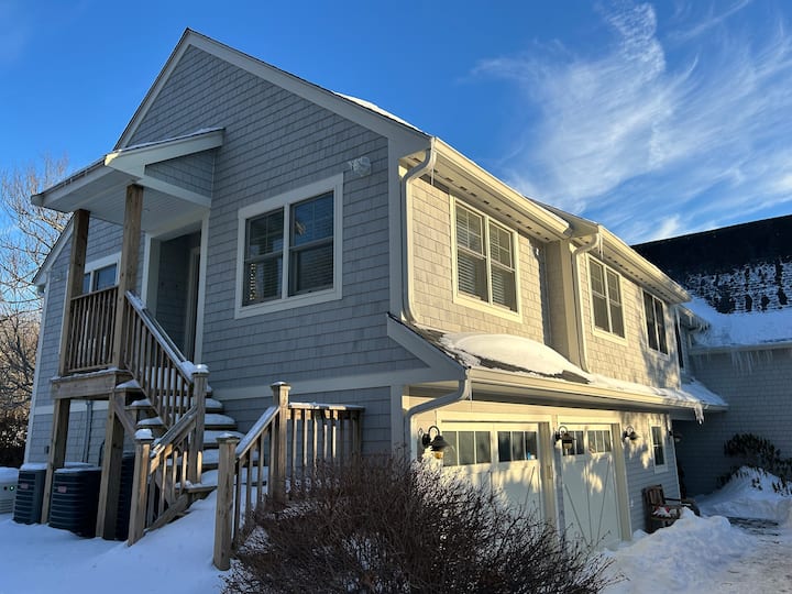 Bright And Clean Four Bedroom Jamestown Apartment - Newport