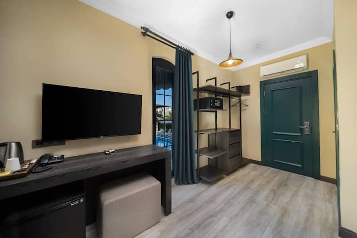 Fransız Balkonlu Oda - Serik