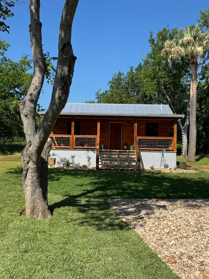 Cozy Cabin - Kingsland, TX