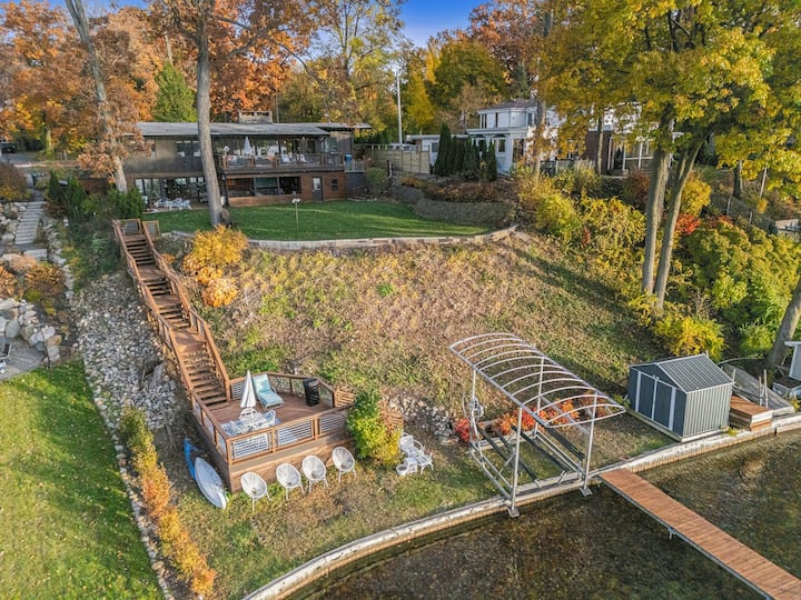Private Lakefront 4br | Hot Tub, Dock, Fire Pit - Battle Creek, MI