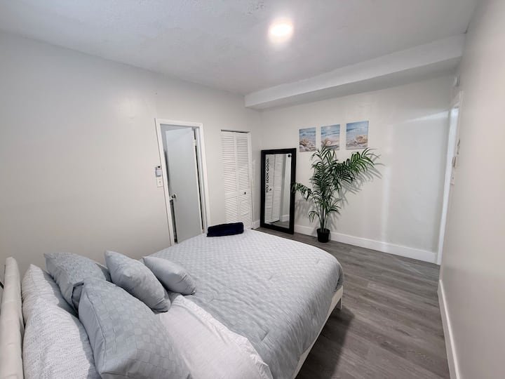 New Centric Miami Vibes Comfy 2 Queen 1 Twin Infla - Hialeah, FL