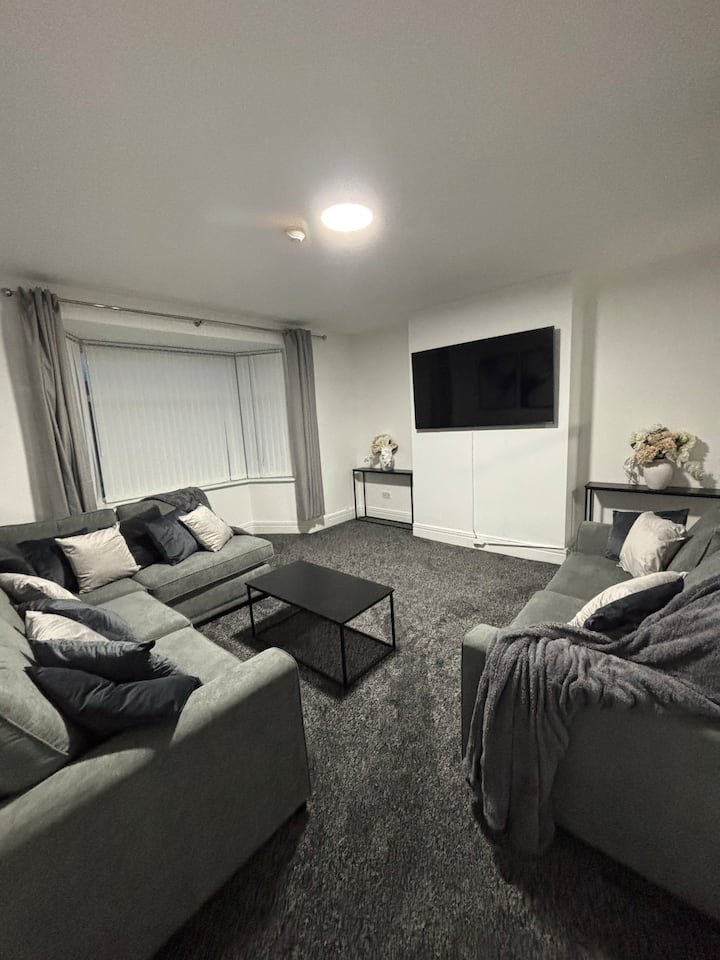 Spacious 5br Retreat W/ Hot Tub & Pool Table - Newcastle upon Tyne