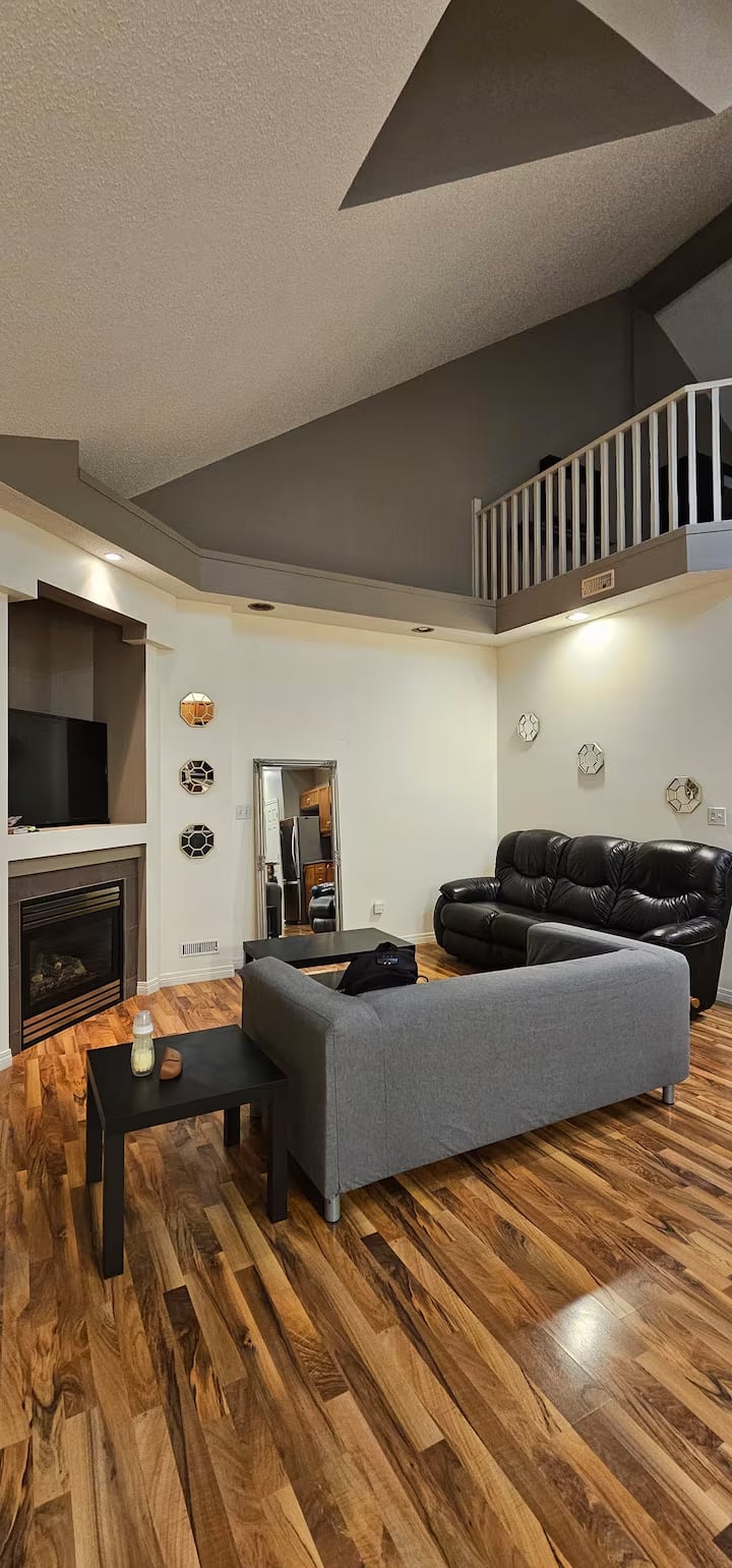 Entire Luxury Townhouse - Upscale Terwillegar Area - Edmonton