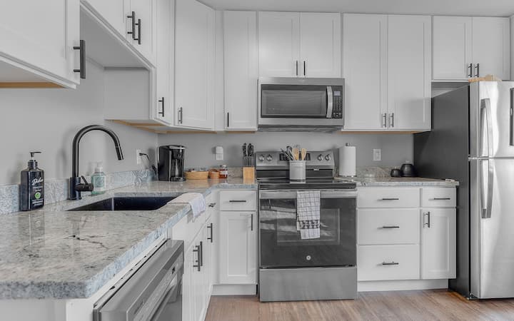 Stay Awhile By The Shore | 2br | 30+ Nights - Virginia Beach, VA