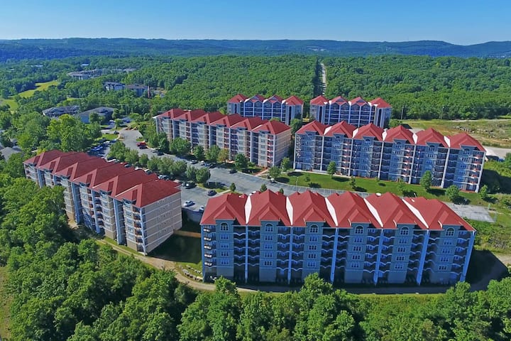 Poolside Paradise – 3bdr Branson Stay - Branson, MO