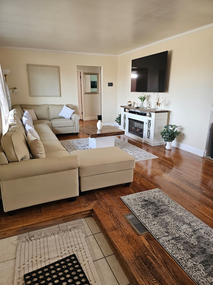 Luxurious Modern Masterpiece That Sleeps 12 - Warren, MI