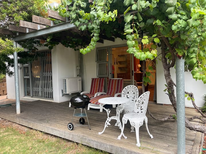 Benevolent Stay The Winelands Way. Stylish Cottage - Stellenbosch