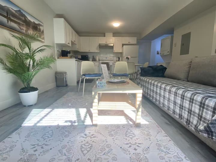 2br | Private Entry | Sleeps 6 | 2 Parking - Aldergrove