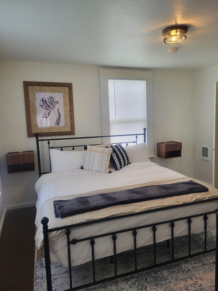 Historic 1859 Mill House Gateway To Mt. Rainier - Northwest Trek Wildlife Park