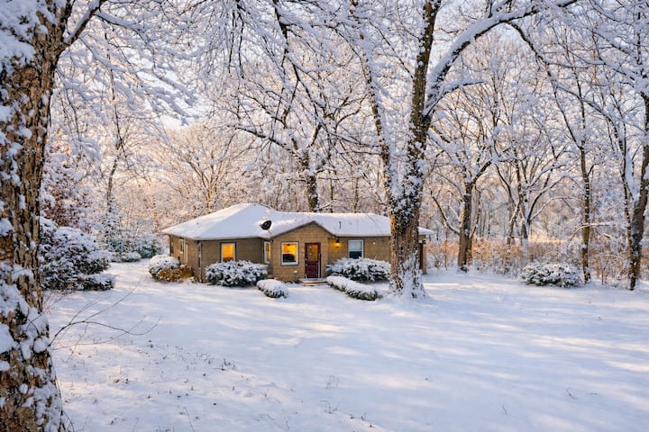 Cozy Riverfront Cottage With Hot Tub - Kankakee, IL