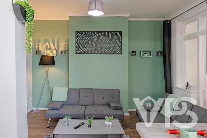 Family Fun Retreat| Gaming Room, Garden & Sleeps 8 - Leicester