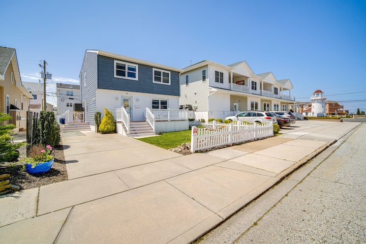 Lighthouse Lookout | 2 Bd Upper Condo Near Beach - Brigantine, NJ