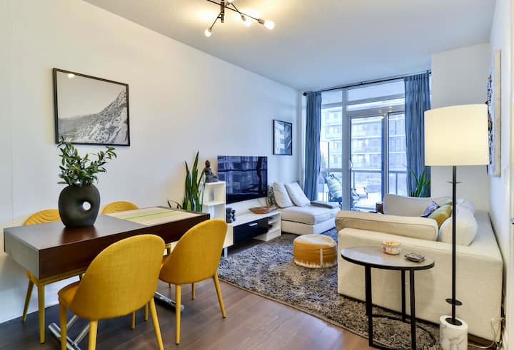 The Queensway Balcony Suite | Parking Included - Toronto, ON