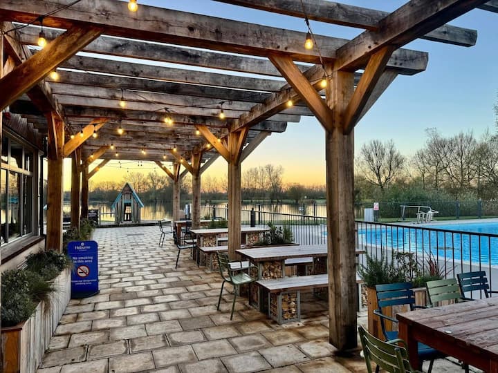 Peaceful Cotswold Lakes Mobile Home. Sleeps 4/5 - South Cerney