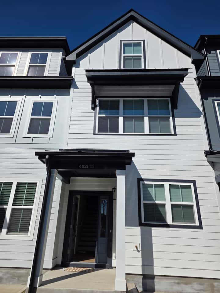 Brand New Townhome With Free Massage In Raleigh - Raleigh, NC