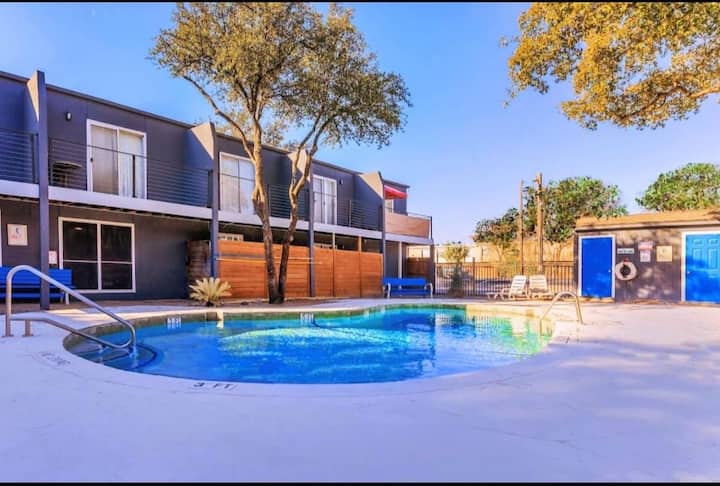 Quiet 1br Townhome | Near Unt & Hospitals - Denton, TX