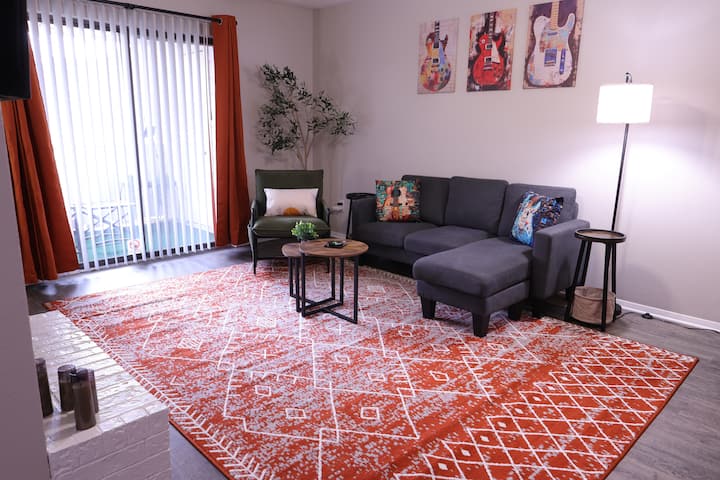 Vinyl Vibes & Retro Decor: Cozy Near Downtown 1br - West Lake Hills, TX