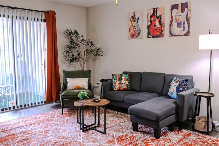 Vinyl Vibes & Retro Decor: Cozy Near Downtown 1br - Austin, TX