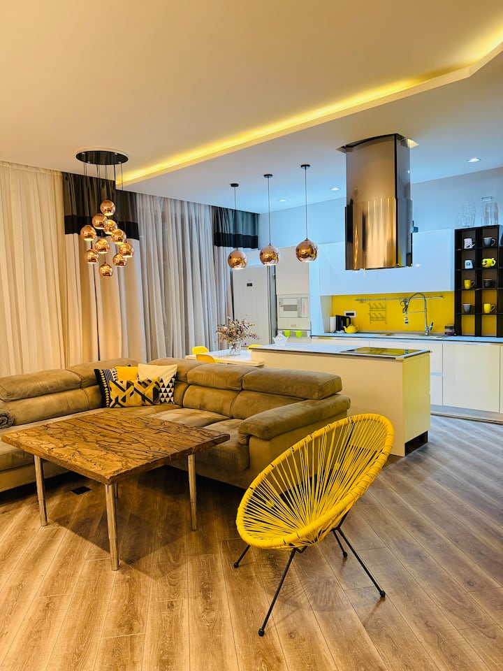 Sarı Vurgulu Tasarım Daire - Baku