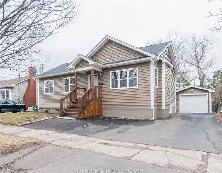 Sweet Basement Home By Moncton Hospital & Near Uni - Moncton