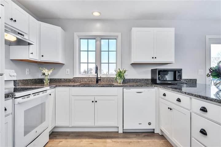 Coastal Getaway! Easy Beach Access Amazing Sunsets - Narragansett, RI