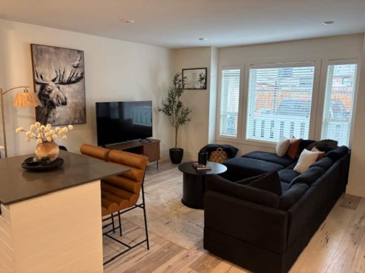 Spacious Downtown Gem | 3 Bedroom 3.5 Bath - Penticton