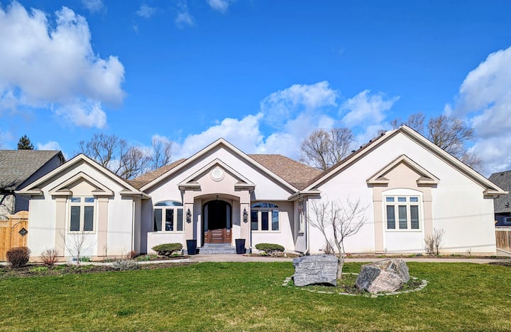 Picturesque Luxury Waterside Villa - Niagara Falls