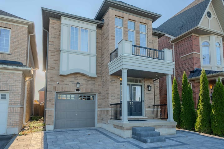 4br Bright Parkside Retreat Near Yyz & Wonderland - Brampton