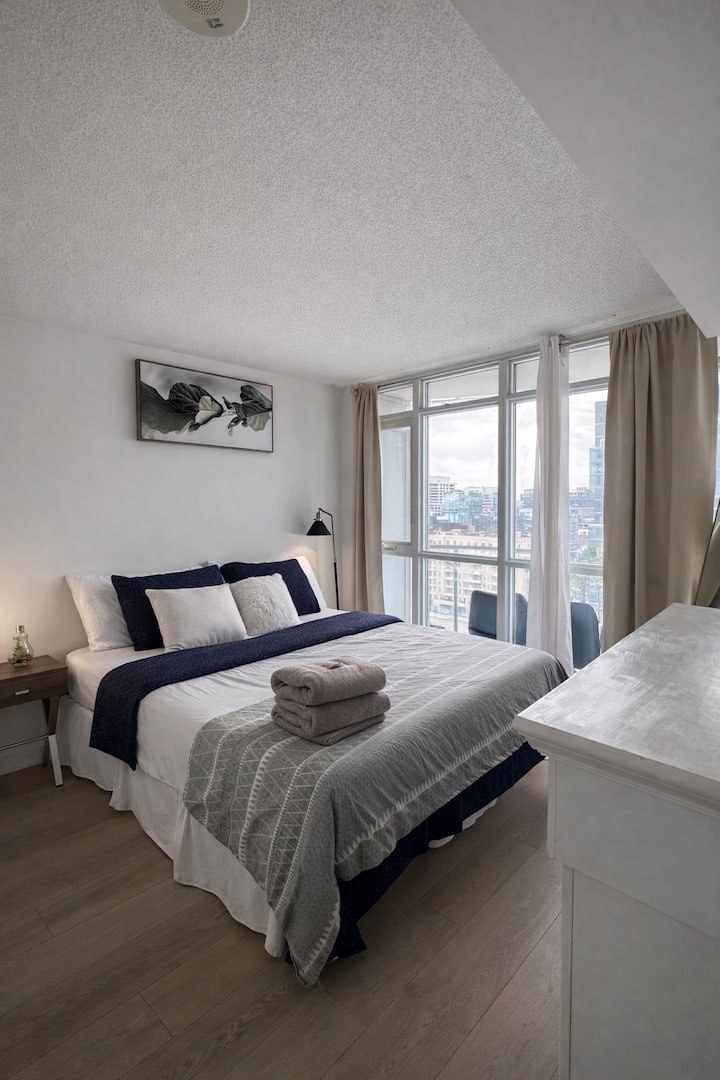 ! 2br Executive Condo - Minutes To Fifa 24/7 Srvce - Toronto