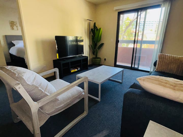 The Golden Triangle. One Block From Ucla. - Los Angeles, CA