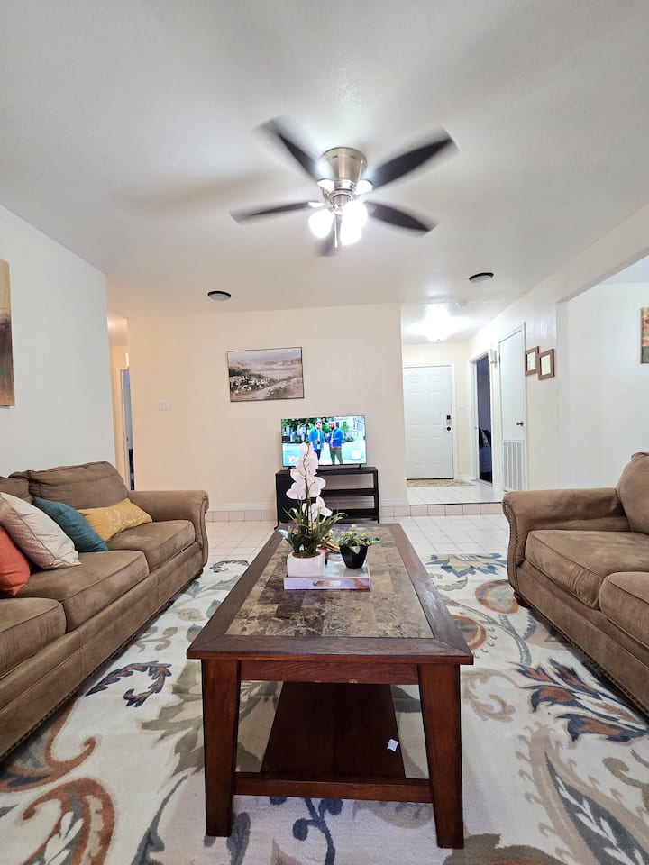 Lovely 4br Home W/ Lots Of Space - Laredo, TX