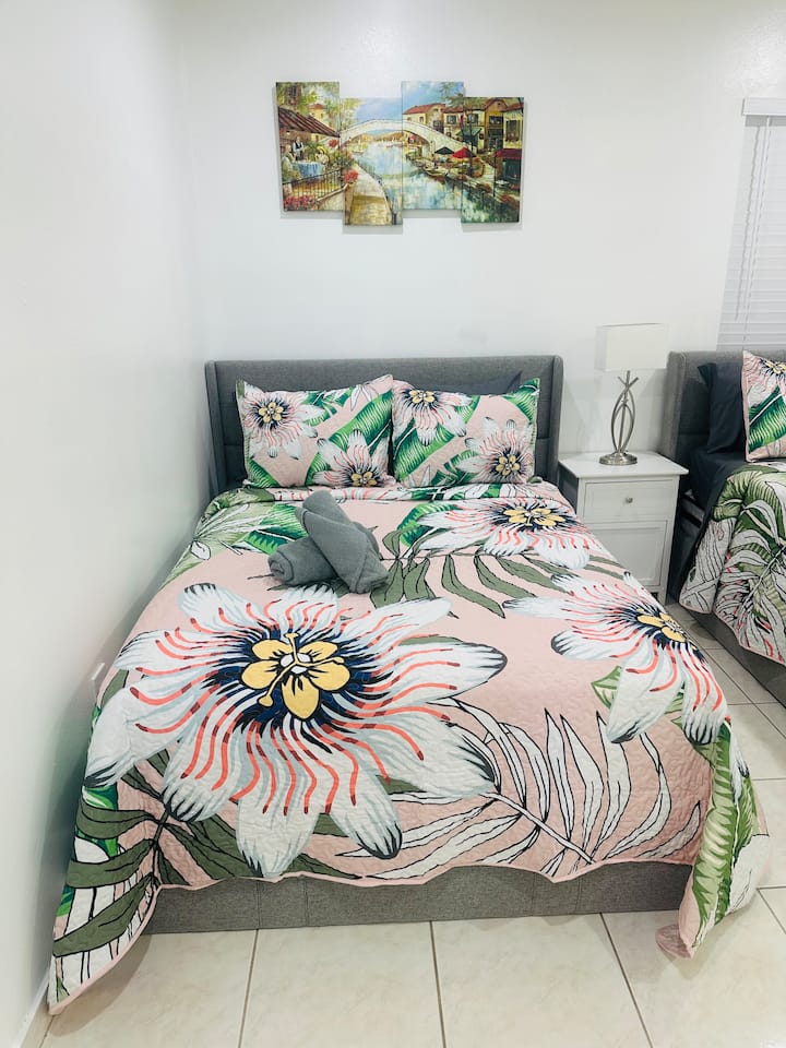 Westchester Guesthouse - South Miami, FL