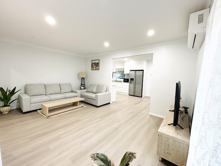 Premium In The West, 3 Bedroom - Caroline Springs