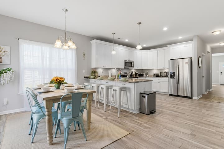 4br Sleeps 12 W/ Game Room | Minutes From Beach - Virginia Beach, VA