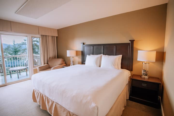 Cozy King Room With Balcony & Hillside Water Views - Orcas Island, WA