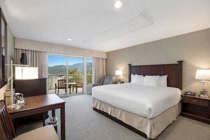 Cozy King Room With Balcony & Hillside Water Views - Orcas Island, WA