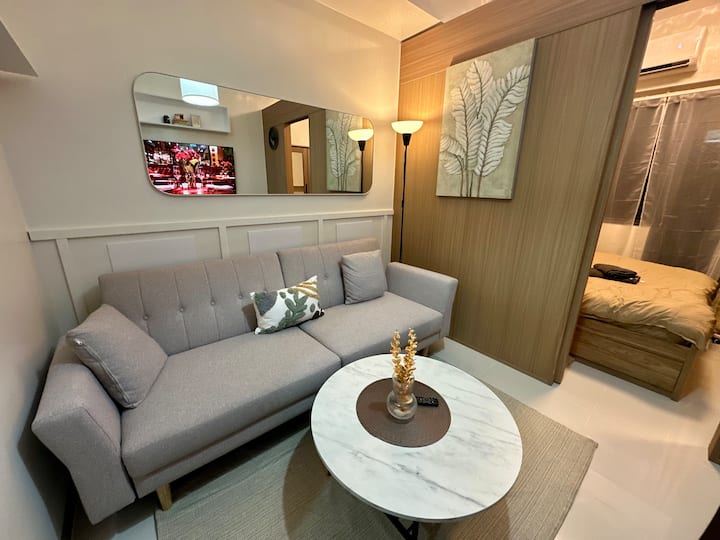 Makati Vibrant Condo W/ Wi-fi, Balcony, Washer - Makati