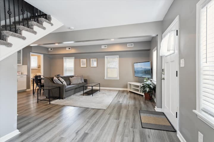 Coastal Breeze Retreat | Minutes To The Beach - Hampton, VA