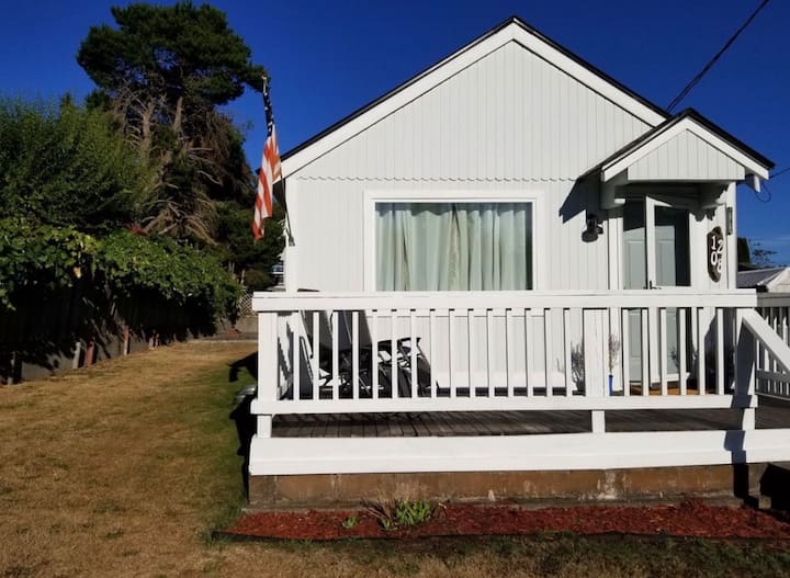 Navy Yard City Cottage Cabin - Bremerton, WA