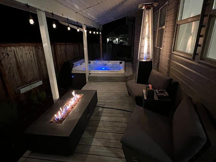 Portland Area Gorge Retreat | Hot Tub + Theater - Washougal, WA