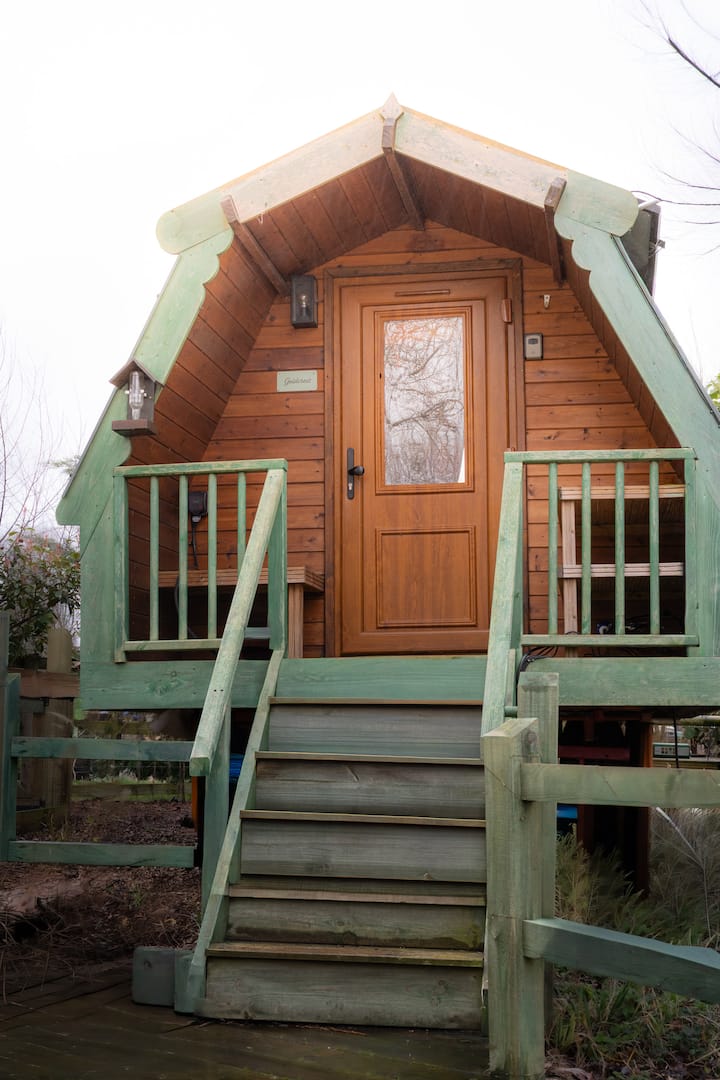 Goldcrest Lakeside View Shepherds Hut - Cabin - Norfolk